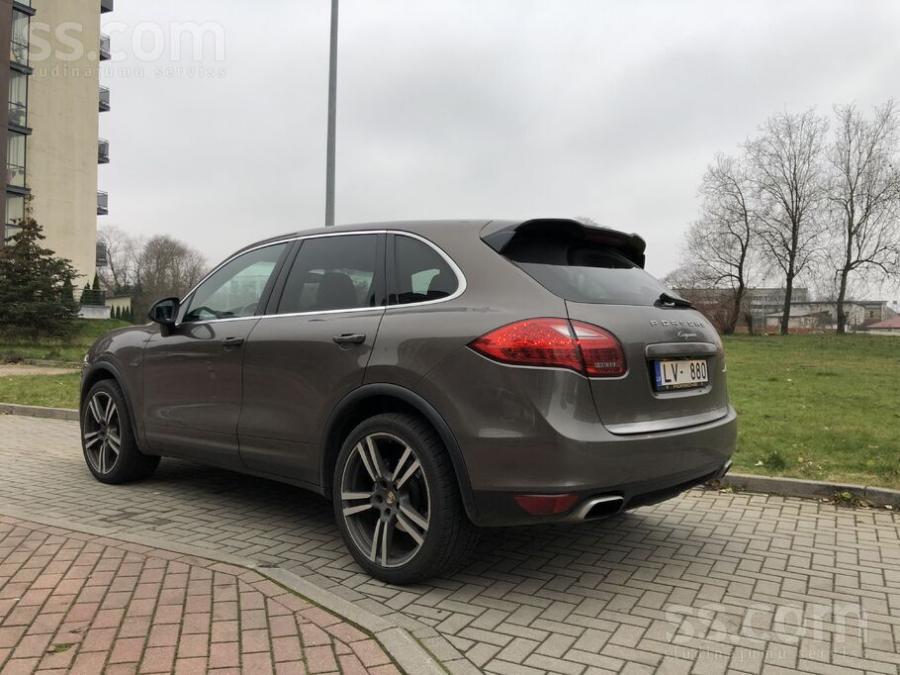 Brown Porsche Cayenne 2012 in Riga, with an engine capacity of 3.00 L and mileage of 247 thousand km for 15500 €, photo 10 on AUTOMOTO.COM.LV