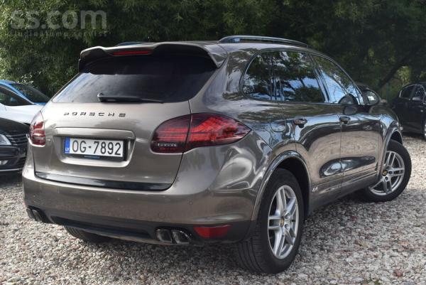 Brown Porsche Cayenne 2012 in Kuldiga, with an engine capacity of 3.00 L and mileage of 0 thousand km for 14700 €, photo 2 on AUTOMOTO.COM.LV