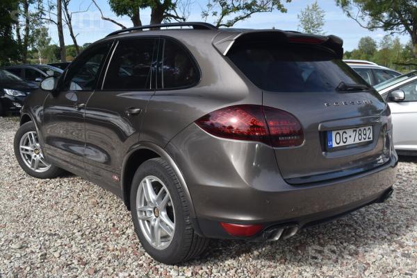 Brown Porsche Cayenne 2012 in Kuldiga, with an engine capacity of 3.00 L and mileage of 0 thousand km for 14700 €, photo 3 on AUTOMOTO.COM.LV