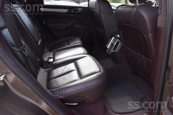 Brown Porsche Cayenne 2012 in Kuldiga, with an engine capacity of 3.00 L and mileage of 0 thousand km for 14700 €, photo 9 on AUTOMOTO.COM.LV