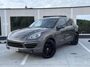 Brown Porsche Cayenne 2012 in Vilnius, with an engine capacity of 3.00 L and mileage of 260 thousand km for 11950 €, photo  on AUTOMOTO.COM.LV