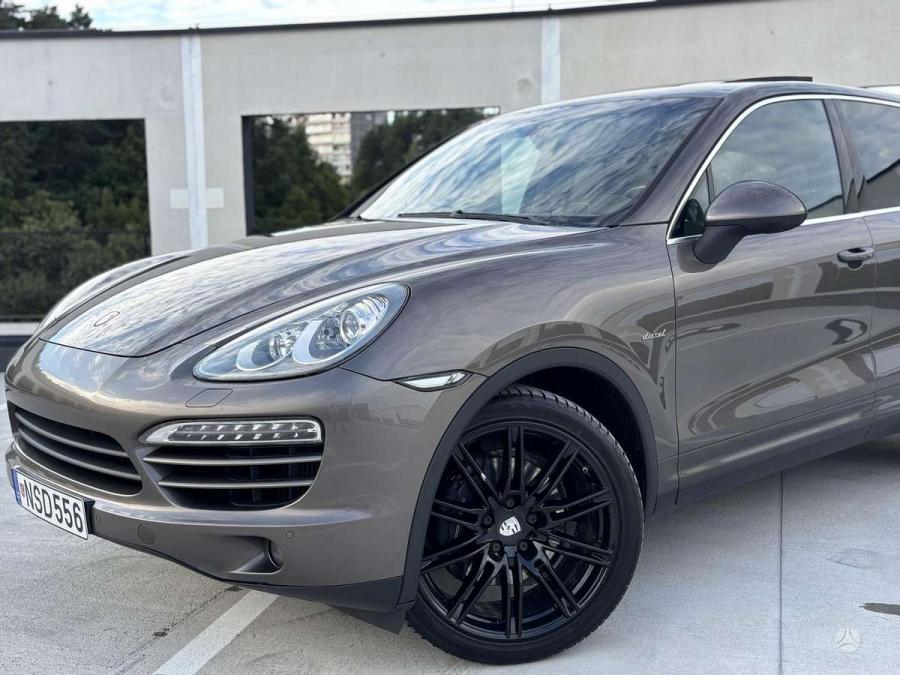 Brown Porsche Cayenne 2012 in Vilnius, with an engine capacity of 3.00 L and mileage of 260 thousand km for 11950 €, photo 4 on AUTOMOTO.COM.LV