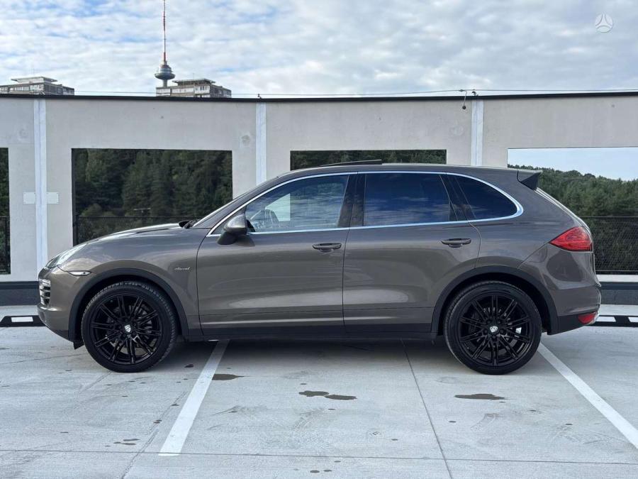 Brown Porsche Cayenne 2012 in Vilnius, with an engine capacity of 3.00 L and mileage of 260 thousand km for 11950 €, photo 6 on AUTOMOTO.COM.LV