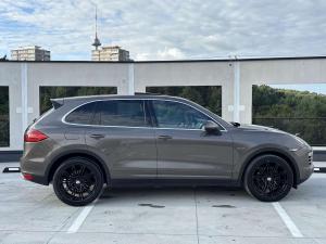 Brown Porsche Cayenne 2012 in Vilnius, with an engine capacity of 3.00 L and mileage of 260 thousand km for 11950 €, photo 7 on AUTOMOTO.COM.LV