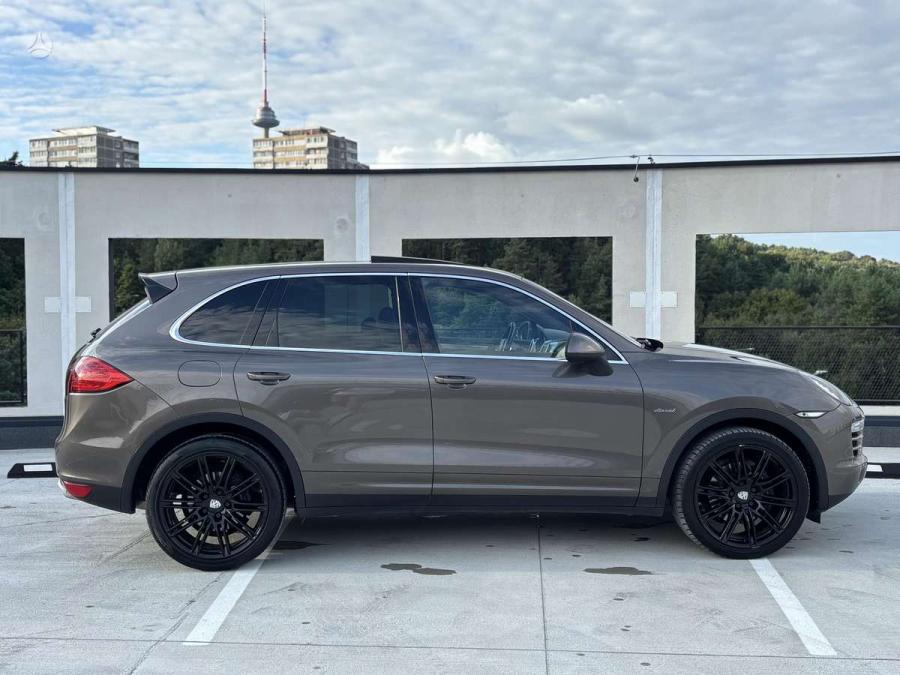 Brown Porsche Cayenne 2012 in Vilnius, with an engine capacity of 3.00 L and mileage of 260 thousand km for 11950 €, photo 7 on AUTOMOTO.COM.LV