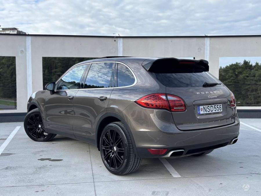 Brown Porsche Cayenne 2012 in Vilnius, with an engine capacity of 3.00 L and mileage of 260 thousand km for 11950 €, photo 8 on AUTOMOTO.COM.LV