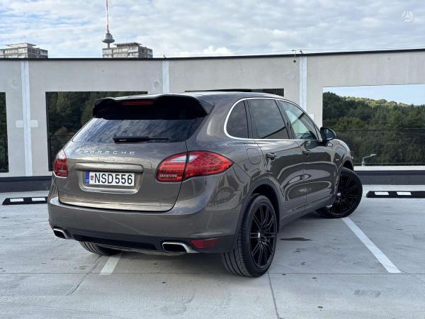 Brūns Porsche Cayenne 2012 Viļņa, ar dzinēja tilpumu 3.00 L un nobraukumu 260 tūkst. km par 11950 €, foto 9 vietnē AUTOMOTO.COM.LV