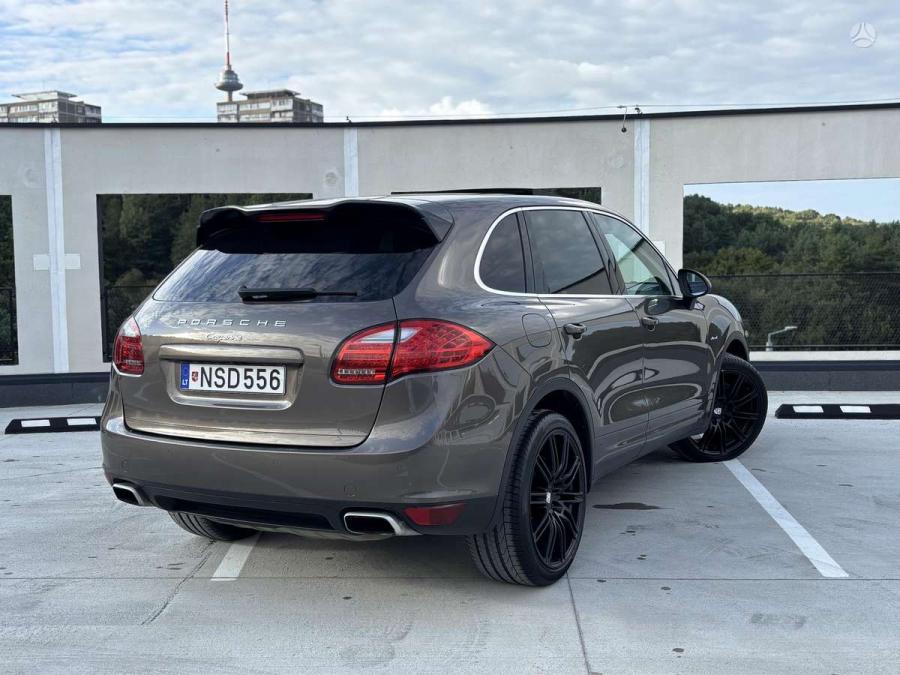 Brown Porsche Cayenne 2012 in Vilnius, with an engine capacity of 3.00 L and mileage of 260 thousand km for 11950 €, photo 9 on AUTOMOTO.COM.LV
