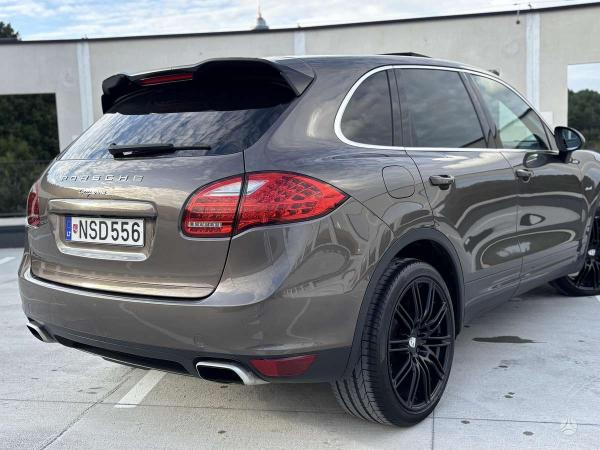 Brūns Porsche Cayenne 2012 Viļņa, ar dzinēja tilpumu 3.00 L un nobraukumu 260 tūkst. km par 11950 €, foto 10 vietnē AUTOMOTO.COM.LV