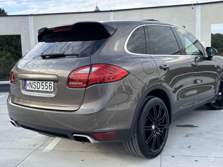 Brown Porsche Cayenne 2012 in Vilnius, with an engine capacity of 3.00 L and mileage of 260 thousand km for 11950 €, photo 10 on AUTOMOTO.COM.LV