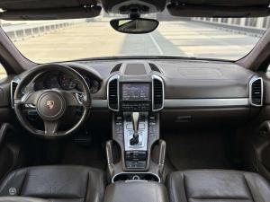 Brown Porsche Cayenne 2012 in Vilnius, with an engine capacity of 3.00 L and mileage of 260 thousand km for 11950 €, photo 18 on AUTOMOTO.COM.LV