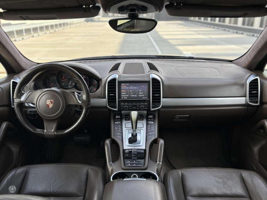 Brown Porsche Cayenne 2012 in Vilnius, with an engine capacity of 3.00 L and mileage of 260 thousand km for 11950 €, photo 18 on AUTOMOTO.COM.LV