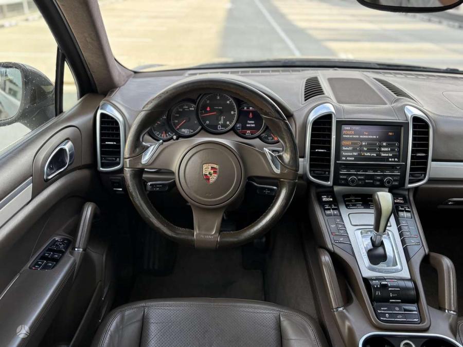 Brown Porsche Cayenne 2012 in Vilnius, with an engine capacity of 3.00 L and mileage of 260 thousand km for 11950 €, photo 19 on AUTOMOTO.COM.LV