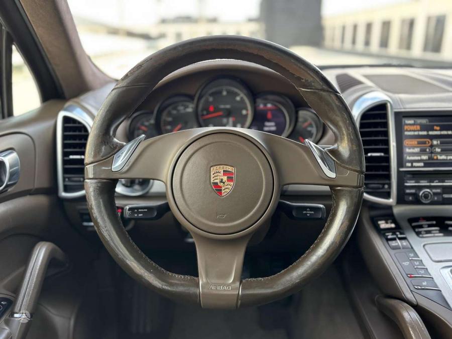 Brown Porsche Cayenne 2012 in Vilnius, with an engine capacity of 3.00 L and mileage of 260 thousand km for 11950 €, photo 20 on AUTOMOTO.COM.LV