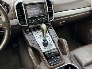 Brown Porsche Cayenne 2012 in Vilnius, with an engine capacity of 3.00 L and mileage of 260 thousand km for 11950 €, photo 23 on AUTOMOTO.COM.LV