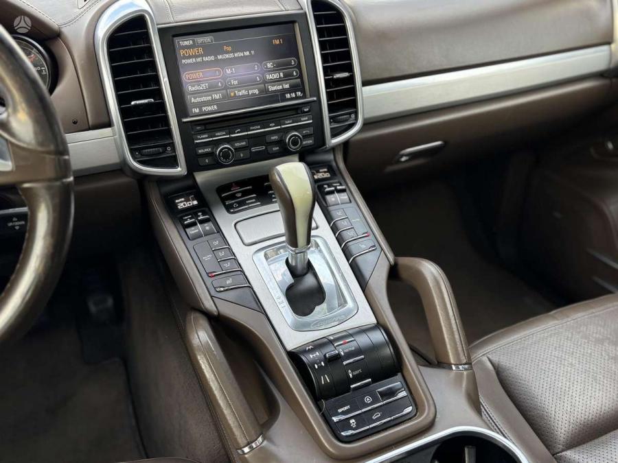 Brown Porsche Cayenne 2012 in Vilnius, with an engine capacity of 3.00 L and mileage of 260 thousand km for 11950 €, photo 23 on AUTOMOTO.COM.LV