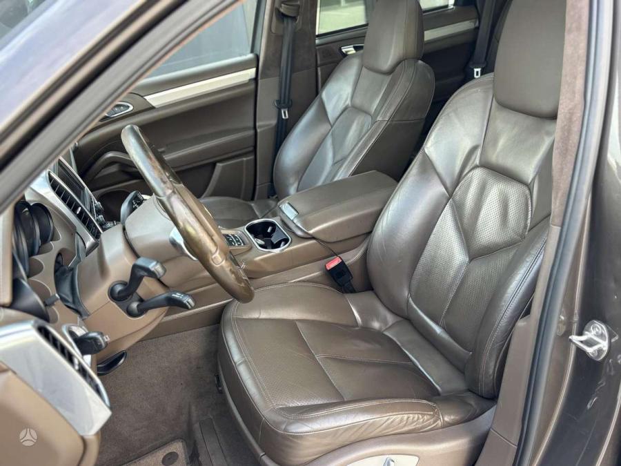 Brown Porsche Cayenne 2012 in Vilnius, with an engine capacity of 3.00 L and mileage of 260 thousand km for 11950 €, photo 26 on AUTOMOTO.COM.LV