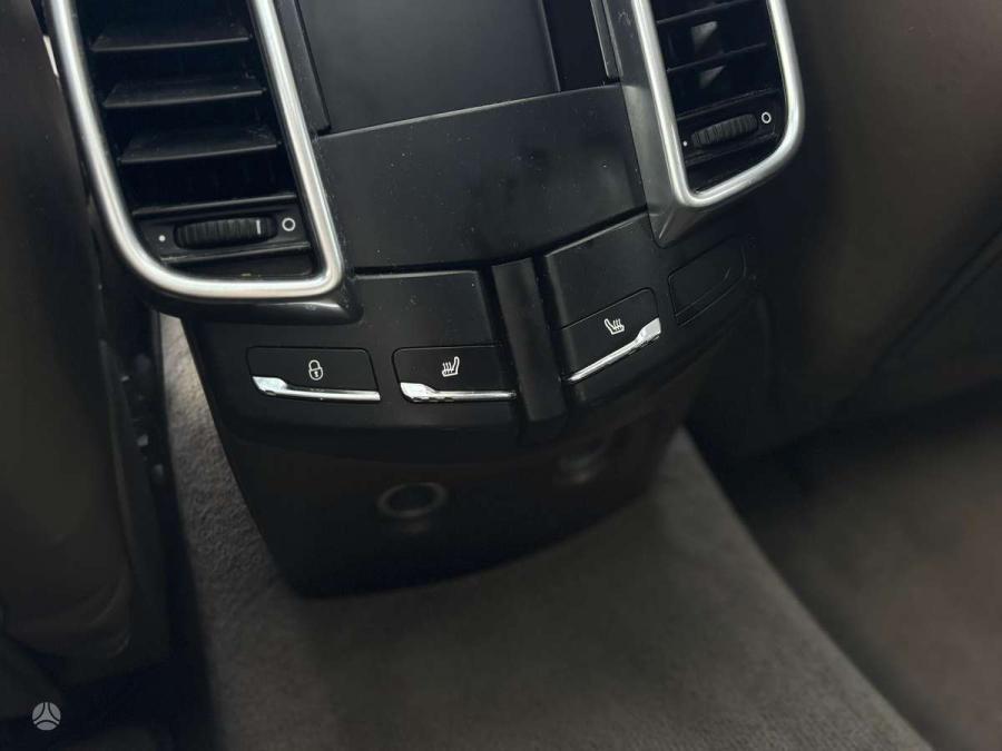 Brown Porsche Cayenne 2012 in Vilnius, with an engine capacity of 3.00 L and mileage of 260 thousand km for 11950 €, photo 30 on AUTOMOTO.COM.LV