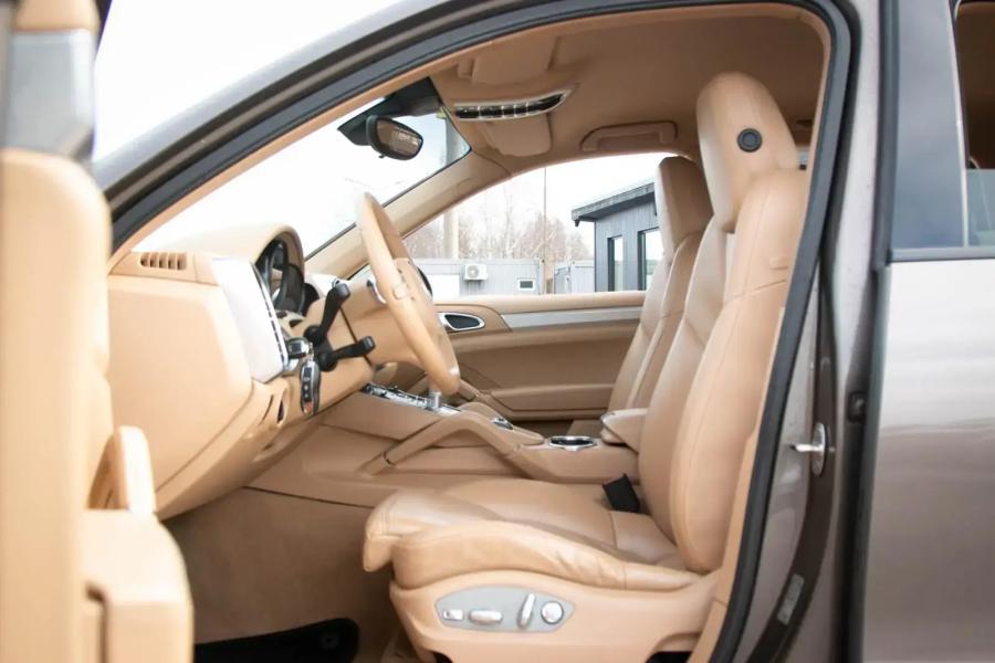 Brūns Porsche Cayenne 2012 Tukums, ar dzinēja tilpumu 3.00 L un nobraukumu 260 tūkst. km par 15990 €, foto 9 vietnē AUTOMOTO.COM.LV