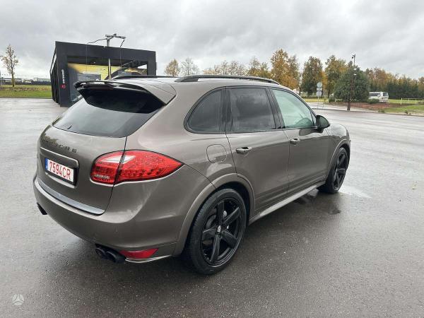 Brūns Porsche Cayenne 2013 Kauņa, ar dzinēja tilpumu 4.20 L un nobraukumu 248 tūkst. km par 17500 €, foto 2 vietnē AUTOMOTO.COM.LV