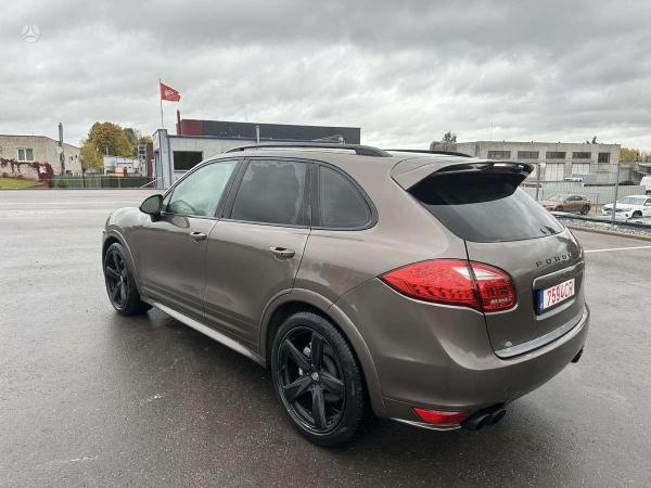 Brūns Porsche Cayenne 2013 Kauņa, ar dzinēja tilpumu 4.20 L un nobraukumu 248 tūkst. km par 17500 €, foto 3 vietnē AUTOMOTO.COM.LV