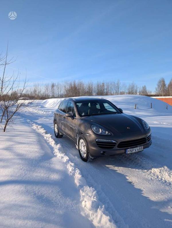 Brūns Porsche Cayenne 2013 Panevēža, ar dzinēja tilpumu 2.97 L un nobraukumu 185 tūkst. km par 22800 €, foto 1 vietnē AUTOMOTO.COM.LV
