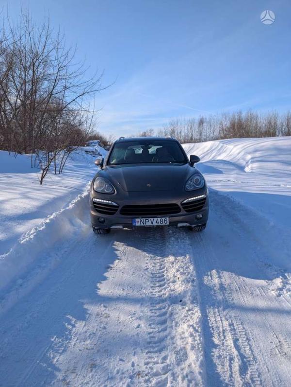 Brūns Porsche Cayenne 2013 Panevēža, ar dzinēja tilpumu 2.97 L un nobraukumu 185 tūkst. km par 22800 €, foto 2 vietnē AUTOMOTO.COM.LV