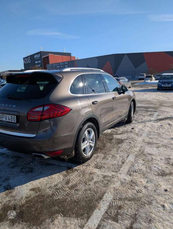 Brūns Porsche Cayenne 2013 Panevēža, ar dzinēja tilpumu 2.97 L un nobraukumu 185 tūkst. km par 22800 €, foto 9 vietnē AUTOMOTO.COM.LV