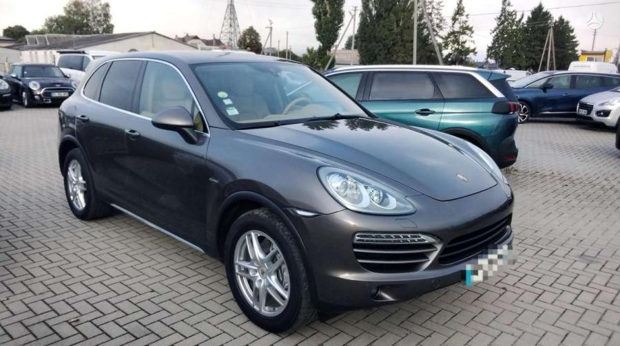 Brown Porsche Cayenne 2013 in Taurage, with an engine capacity of 2.97 L and mileage of 203 thousand km for 14300 €, photo 3 on AUTOMOTO.COM.LV