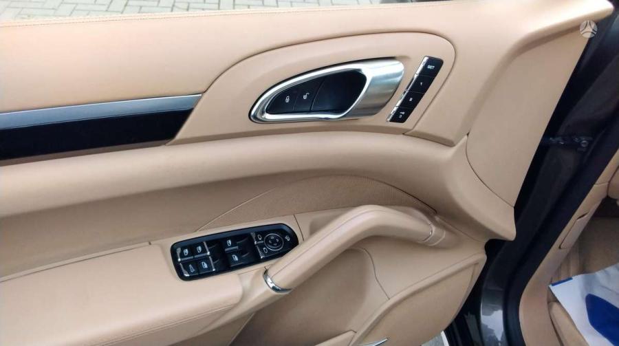Brown Porsche Cayenne 2013 in Taurage, with an engine capacity of 2.97 L and mileage of 203 thousand km for 14300 €, photo 8 on AUTOMOTO.COM.LV