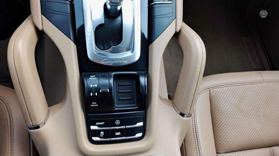 Brown Porsche Cayenne 2013 in Taurage, with an engine capacity of 2.97 L and mileage of 203 thousand km for 14300 €, photo 11 on AUTOMOTO.COM.LV