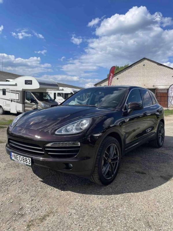 Brown Porsche Cayenne 2013 in Vilnius, with an engine capacity of 4.13 L and mileage of 290 thousand km for 18150 €, photo 1 on AUTOMOTO.COM.LV