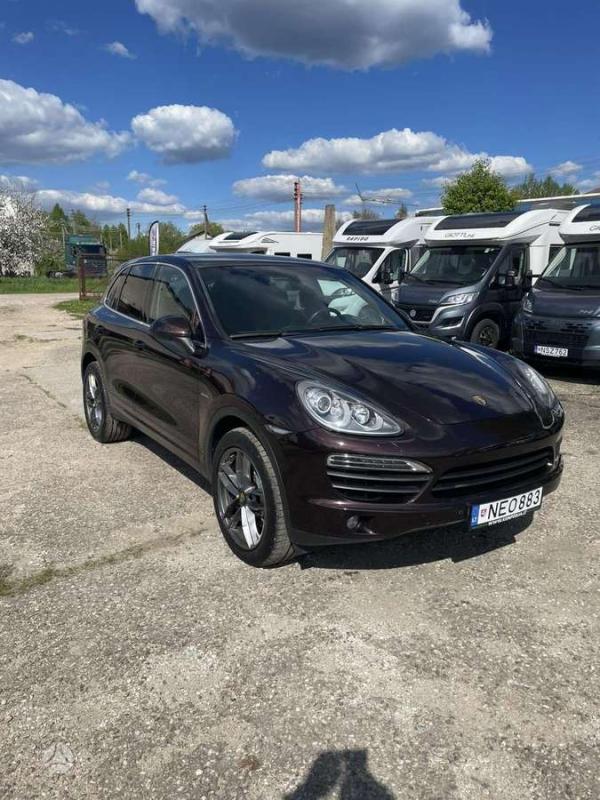 Brown Porsche Cayenne 2013 in Vilnius, with an engine capacity of 4.13 L and mileage of 290 thousand km for 18150 €, photo 4 on AUTOMOTO.COM.LV