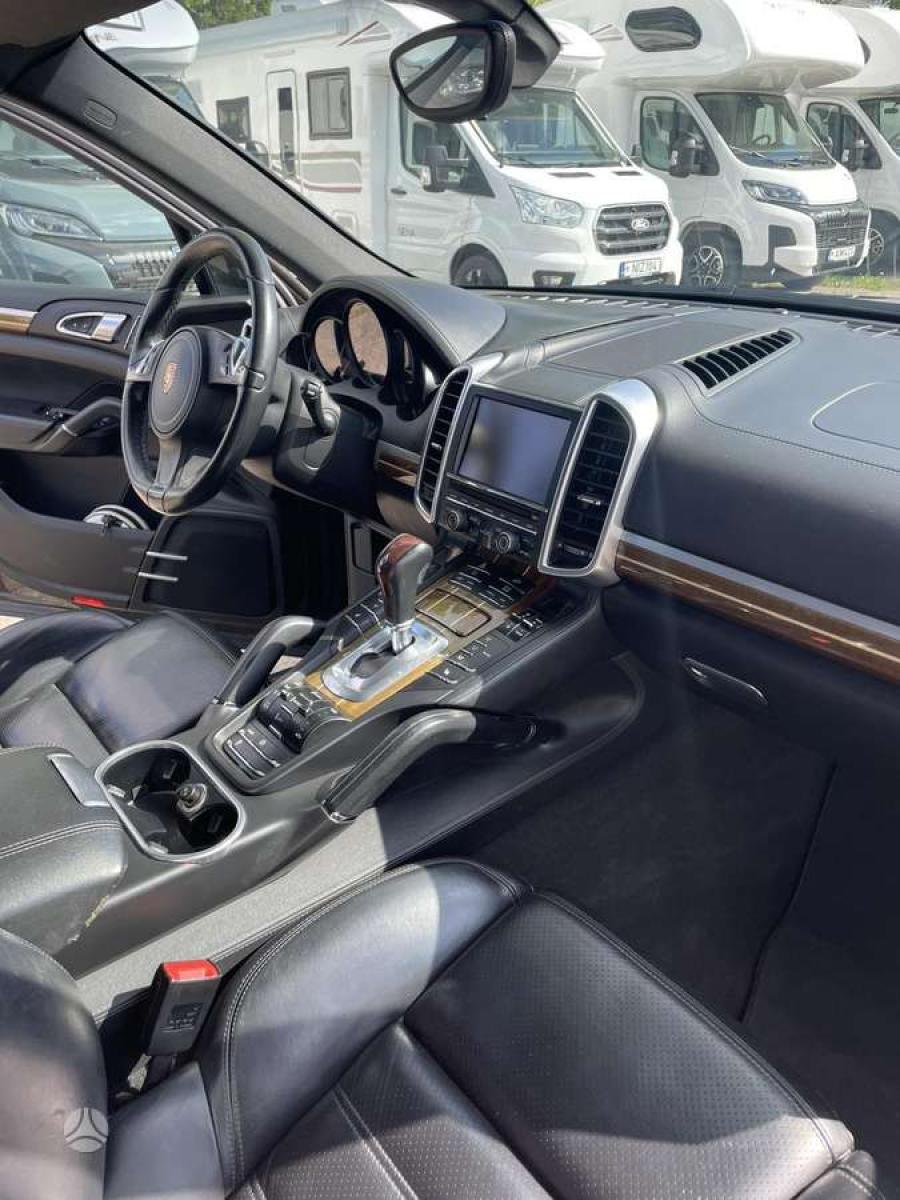 Brown Porsche Cayenne 2013 in Vilnius, with an engine capacity of 4.13 L and mileage of 290 thousand km for 18150 €, photo 14 on AUTOMOTO.COM.LV