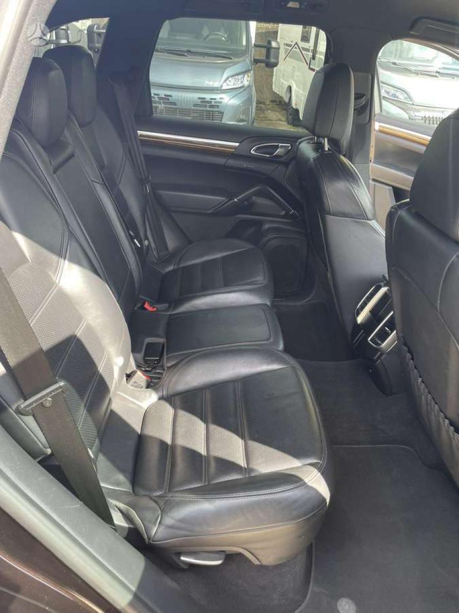 Brown Porsche Cayenne 2013 in Vilnius, with an engine capacity of 4.13 L and mileage of 290 thousand km for 18150 €, photo 15 on AUTOMOTO.COM.LV