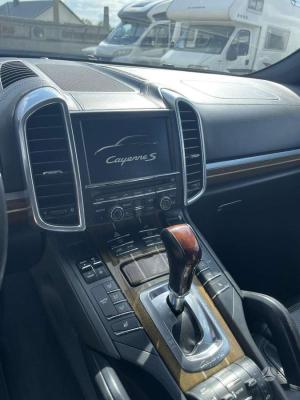 Brown Porsche Cayenne 2013 in Vilnius, with an engine capacity of 4.13 L and mileage of 290 thousand km for 18150 €, photo 17 on AUTOMOTO.COM.LV