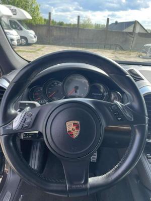 Brown Porsche Cayenne 2013 in Vilnius, with an engine capacity of 4.13 L and mileage of 290 thousand km for 18150 €, photo 18 on AUTOMOTO.COM.LV