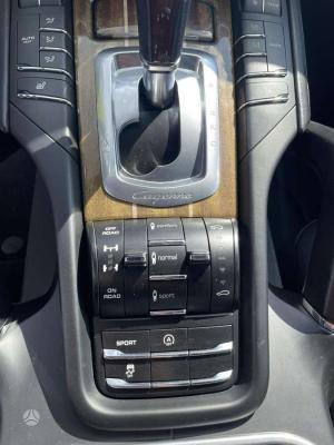 Brown Porsche Cayenne 2013 in Vilnius, with an engine capacity of 4.13 L and mileage of 290 thousand km for 18150 €, photo 19 on AUTOMOTO.COM.LV