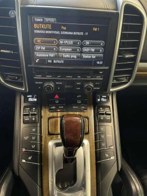 Brown Porsche Cayenne 2013 in Vilnius, with an engine capacity of 4.13 L and mileage of 290 thousand km for 18150 €, photo 21 on AUTOMOTO.COM.LV