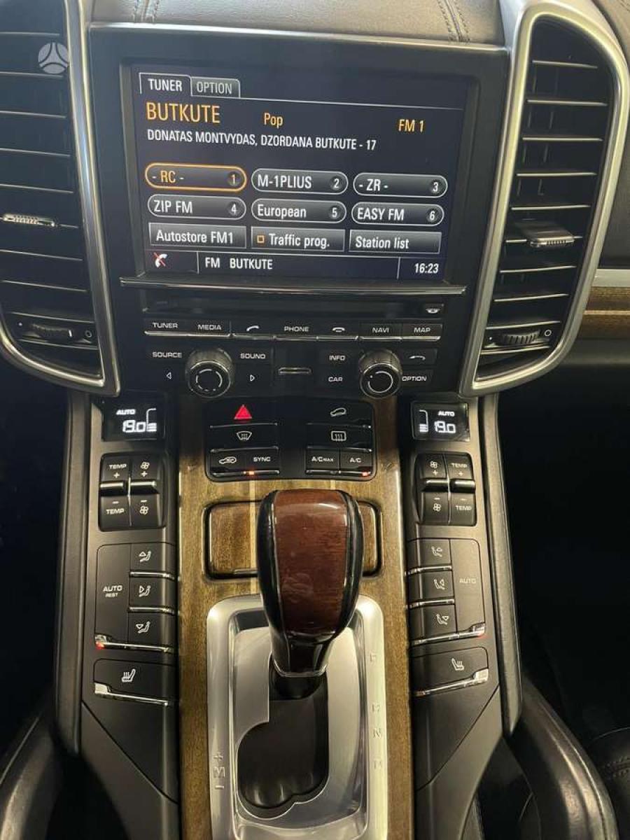 Brown Porsche Cayenne 2013 in Vilnius, with an engine capacity of 4.13 L and mileage of 290 thousand km for 18150 €, photo 21 on AUTOMOTO.COM.LV