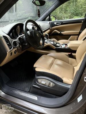 Brown Porsche Cayenne 2014 in Kaunas, with an engine capacity of 3.00 L and mileage of 240 thousand km for 23000 €, photo 12 on AUTOMOTO.COM.LV