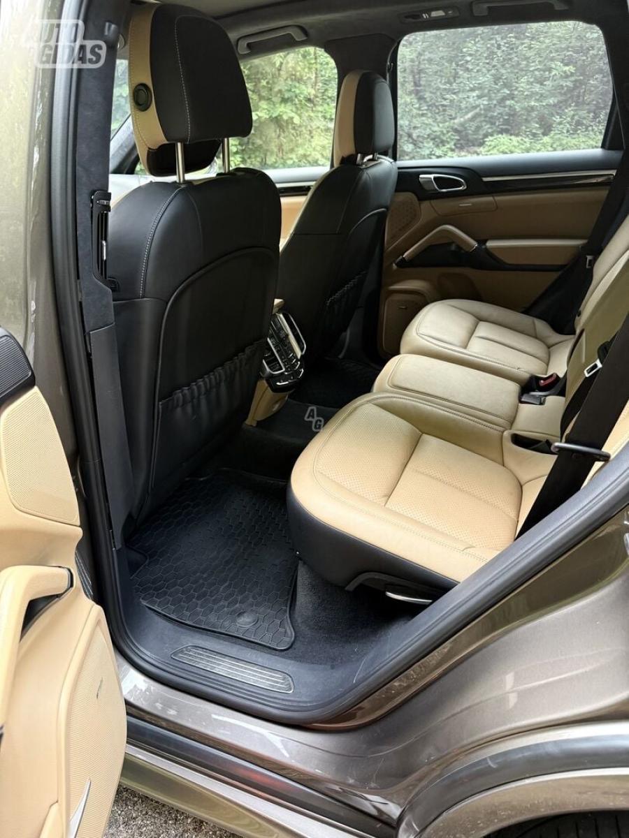 Brown Porsche Cayenne 2014 in Kaunas, with an engine capacity of 3.00 L and mileage of 240 thousand km for 23000 €, photo 13 on AUTOMOTO.COM.LV