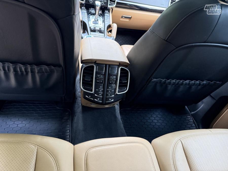 Brown Porsche Cayenne 2014 in Kaunas, with an engine capacity of 3.00 L and mileage of 240 thousand km for 23000 €, photo 17 on AUTOMOTO.COM.LV