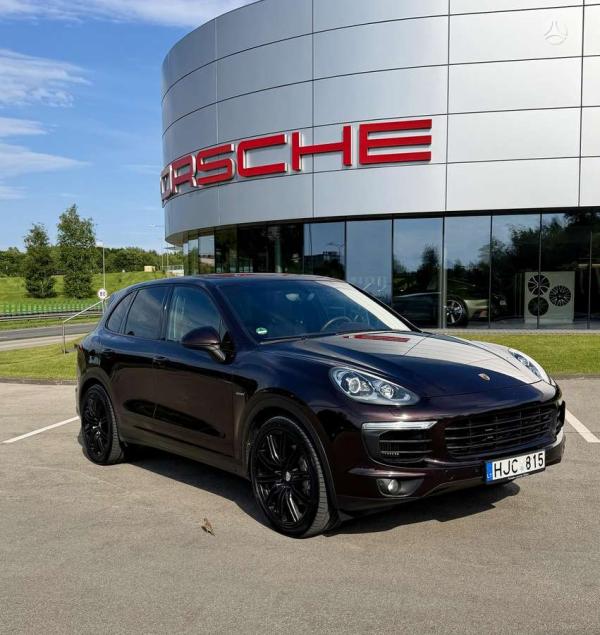 Brown Porsche Cayenne 2014 in Vilnius, with an engine capacity of 4.13 L and mileage of 280 thousand km for 28900 €, photo 1 on AUTOMOTO.COM.LV