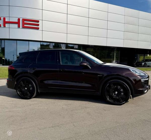 Brown Porsche Cayenne 2014 in Vilnius, with an engine capacity of 4.13 L and mileage of 280 thousand km for 28900 €, photo 3 on AUTOMOTO.COM.LV