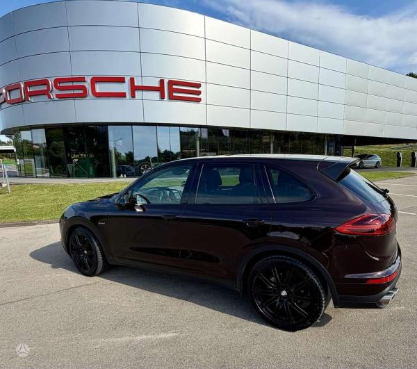 Brown Porsche Cayenne 2014 in Vilnius, with an engine capacity of 4.13 L and mileage of 280 thousand km for 28900 €, photo 6 on AUTOMOTO.COM.LV