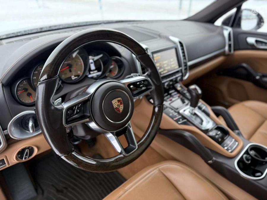 Brūns Porsche Cayenne 2015 Tallina, ar dzinēja tilpumu 2.97 L un nobraukumu 112 tūkst. km par 28500 €, foto 12 vietnē AUTOMOTO.COM.LV