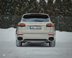 Brown Porsche Cayenne 2015 in Dobele, with an engine capacity of 3.60 L and mileage of 214 thousand km for 28500 €, photo 7 on AUTOMOTO.COM.LV