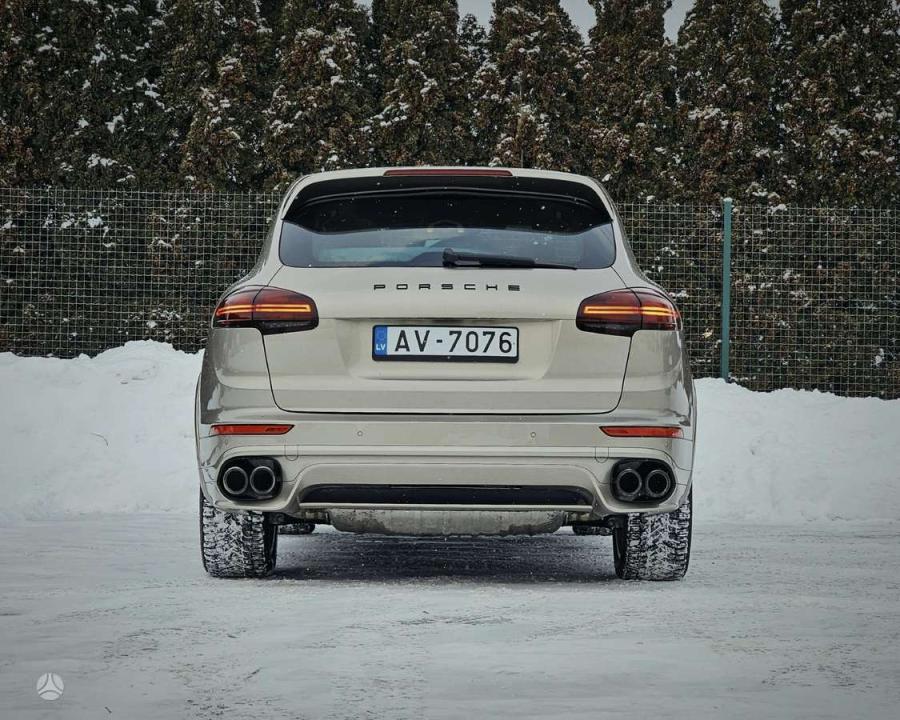 Brown Porsche Cayenne 2015 in Dobele, with an engine capacity of 3.60 L and mileage of 214 thousand km for 28500 €, photo 7 on AUTOMOTO.COM.LV
