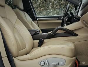 Brown Porsche Cayenne 2015 in Dobele, with an engine capacity of 3.60 L and mileage of 214 thousand km for 28500 €, photo 12 on AUTOMOTO.COM.LV